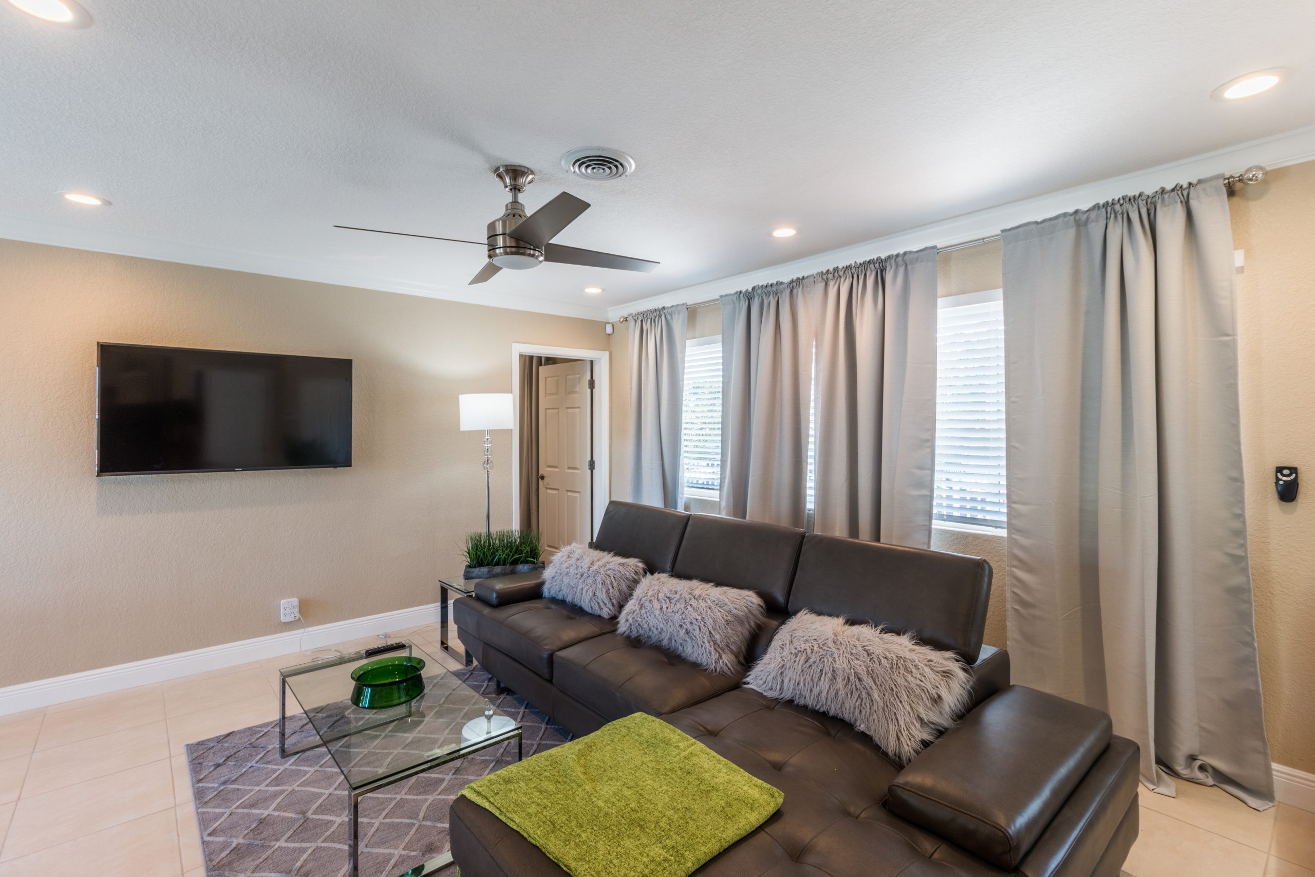 KMG: "PALM ESTATE" 3BD 3BA HALLANDALE HOME W/ POOL - Kong Management Group