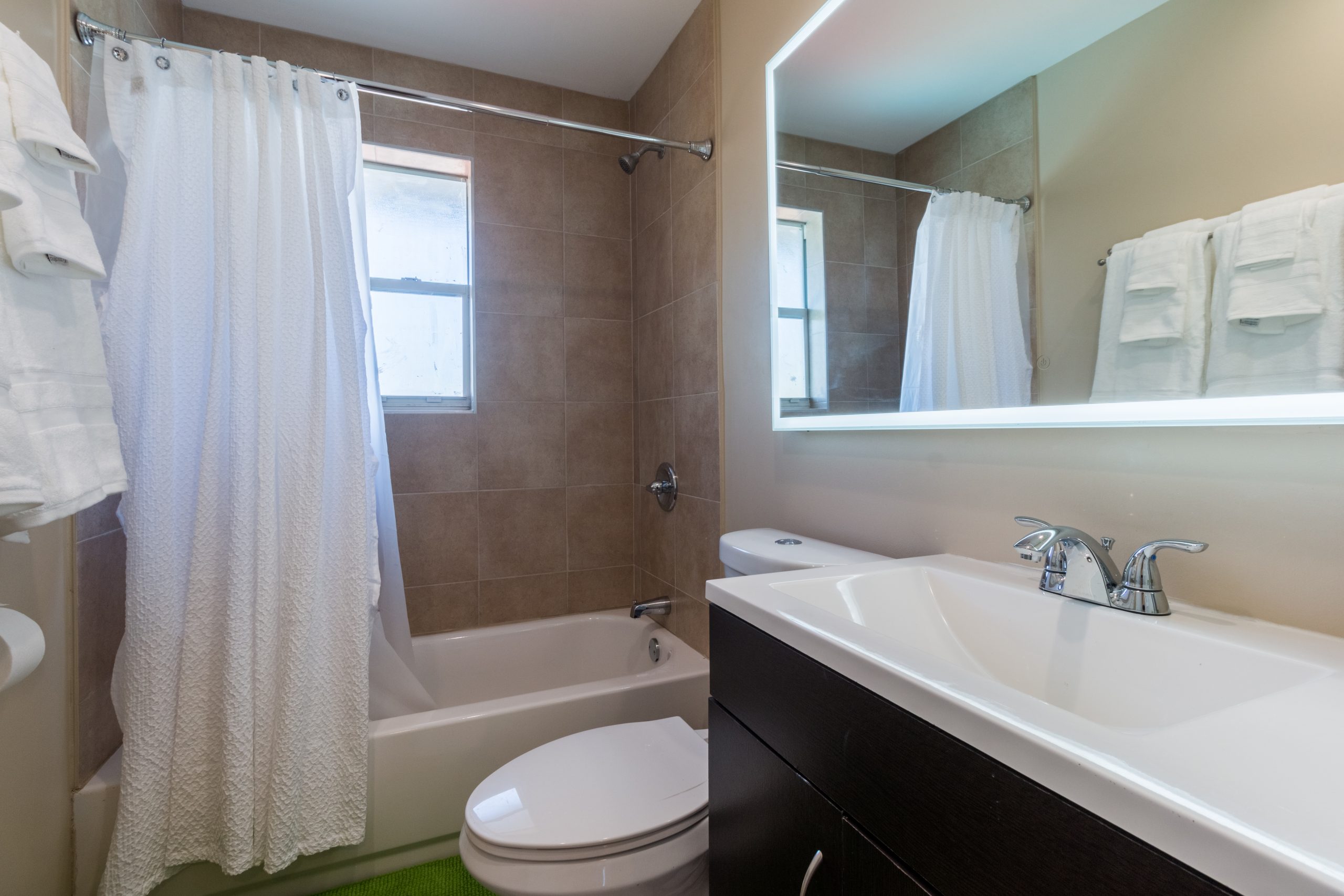 KMG: "PALM ESTATE" 3BD 3BA HALLANDALE HOME W/ POOL - Kong Management Group